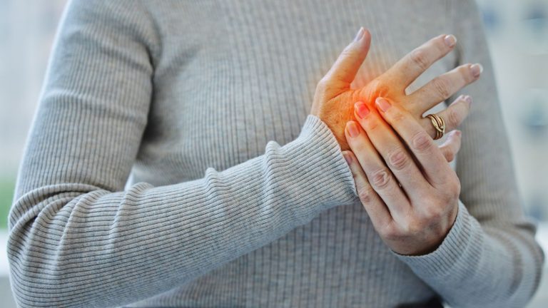 6 Signs Your Hand Pain Is Arthritis - Health News Hub
